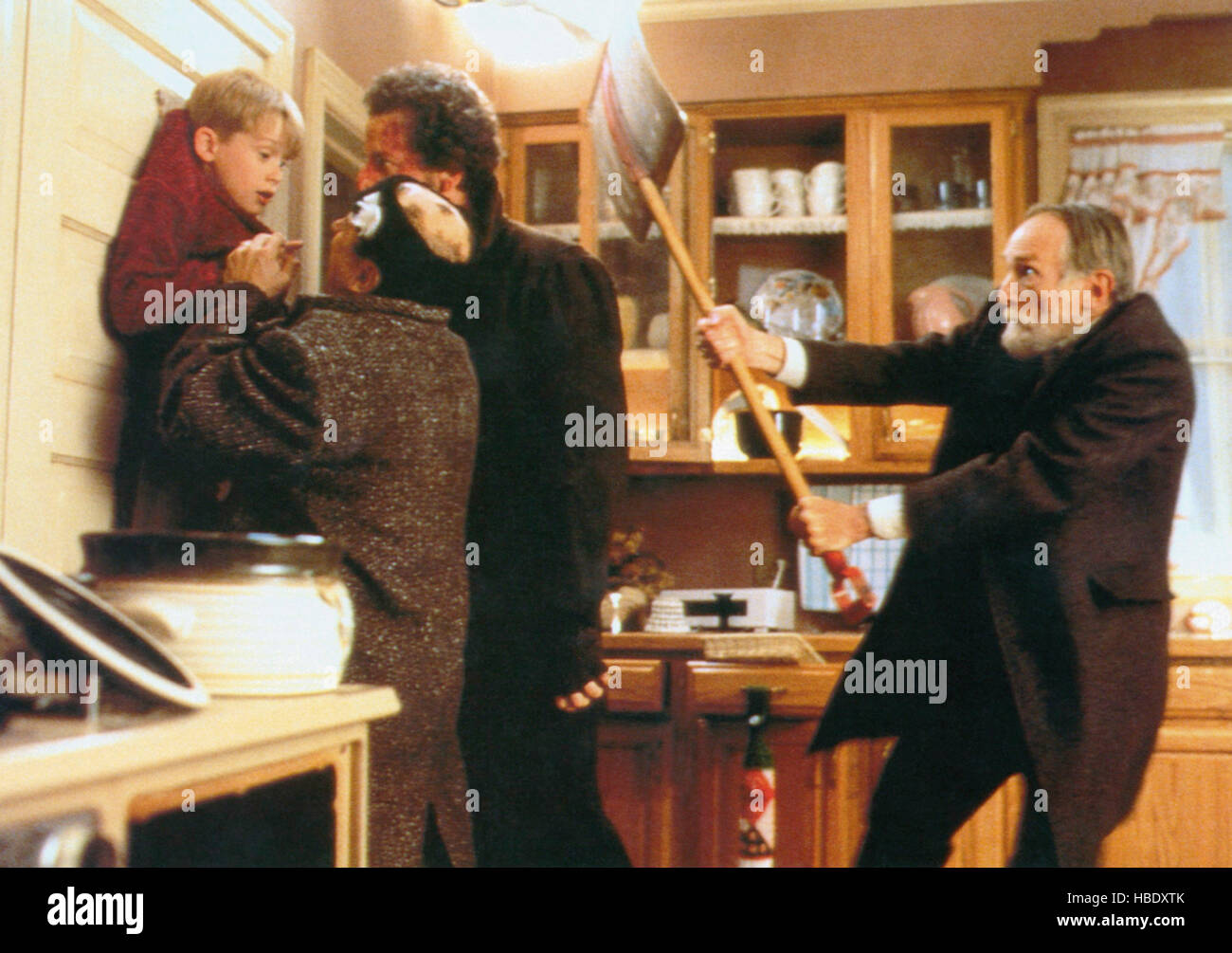 HOME ALONE, Macaulay Culkin, Joe Pesci, Daniel Stern, Roberts Blossom ...