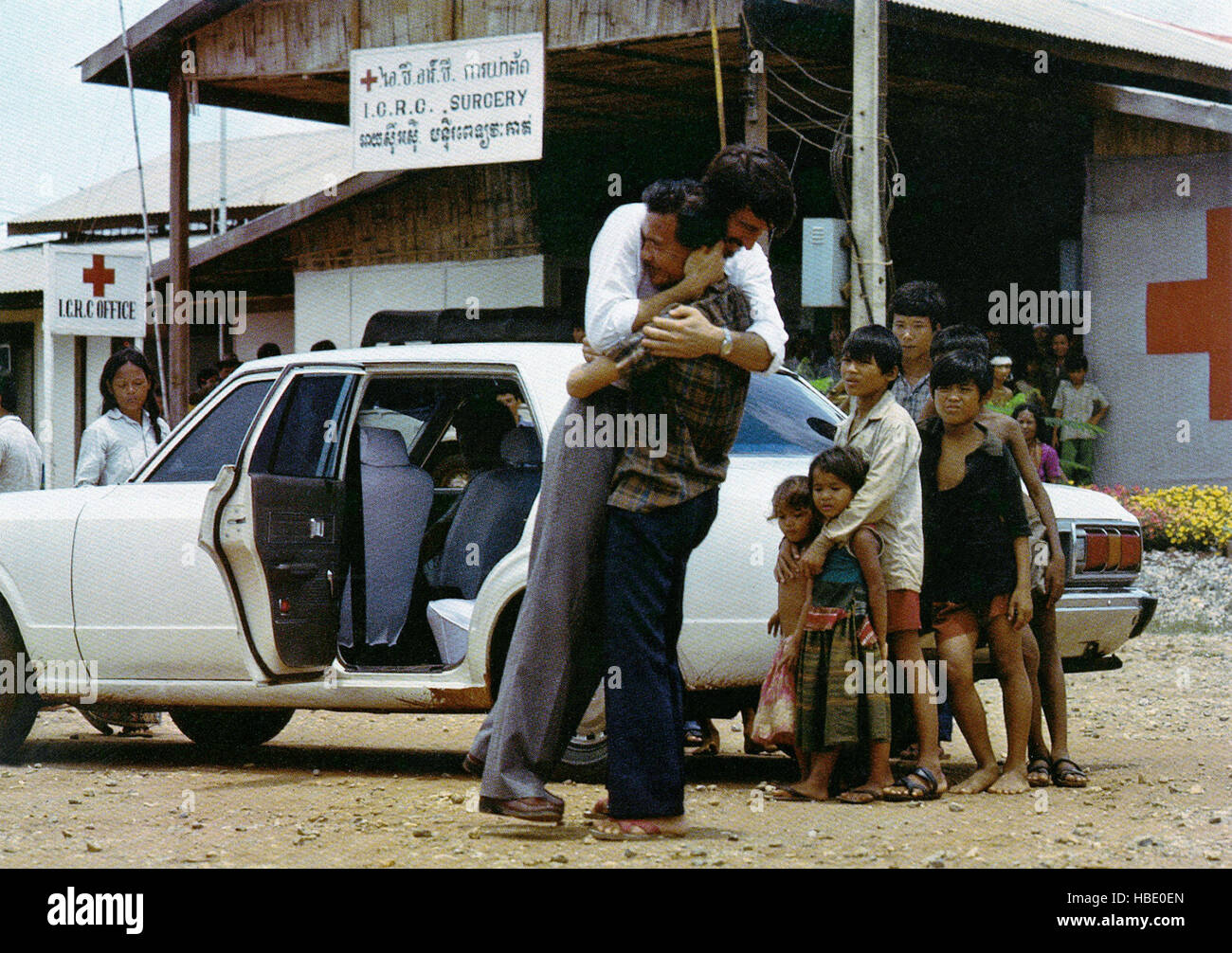 THE KILLING FIELDS, front from left: Sam Waterston, Dr. Haing S. Ngor ...