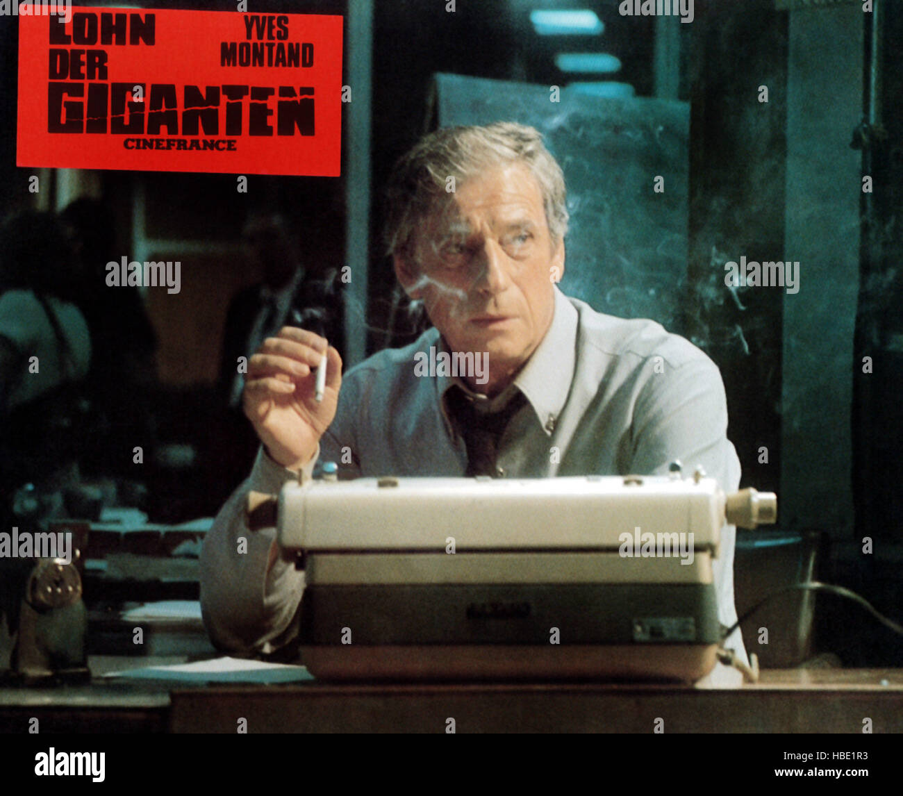 LA MENACE, (aka LOHN DER GIGANTEN), Yves Montand, 1977 Stock Photo - Alamy