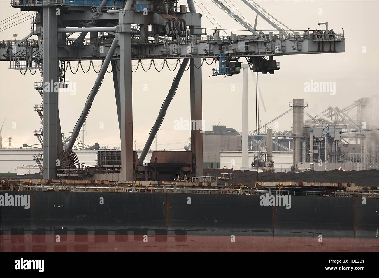 Unloading a huge ship Stock Photo - Alamy