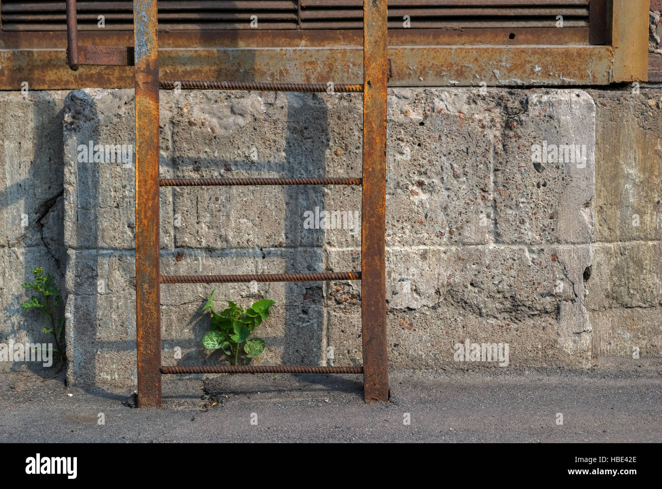 Rusty ladder hi-res stock photography and images - Alamy