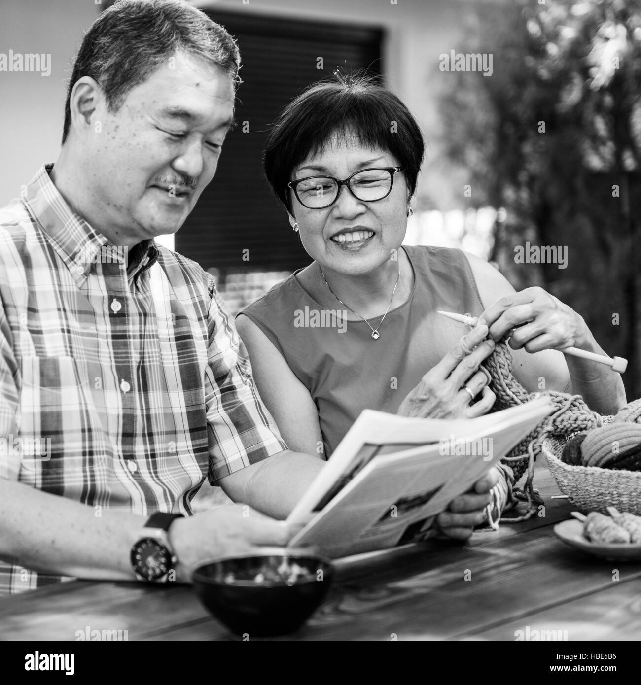 People reading outside Black and White Stock Photos & Images - Alamy