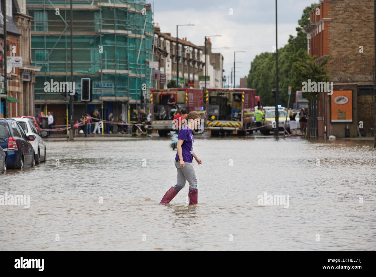 Broken water main pipe causes widespread floods in South Wimbledon ...