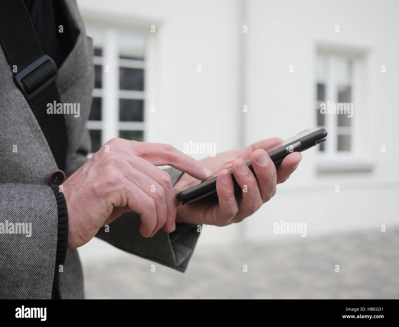 Person reading smart phone hi-res stock photography and images - Alamy