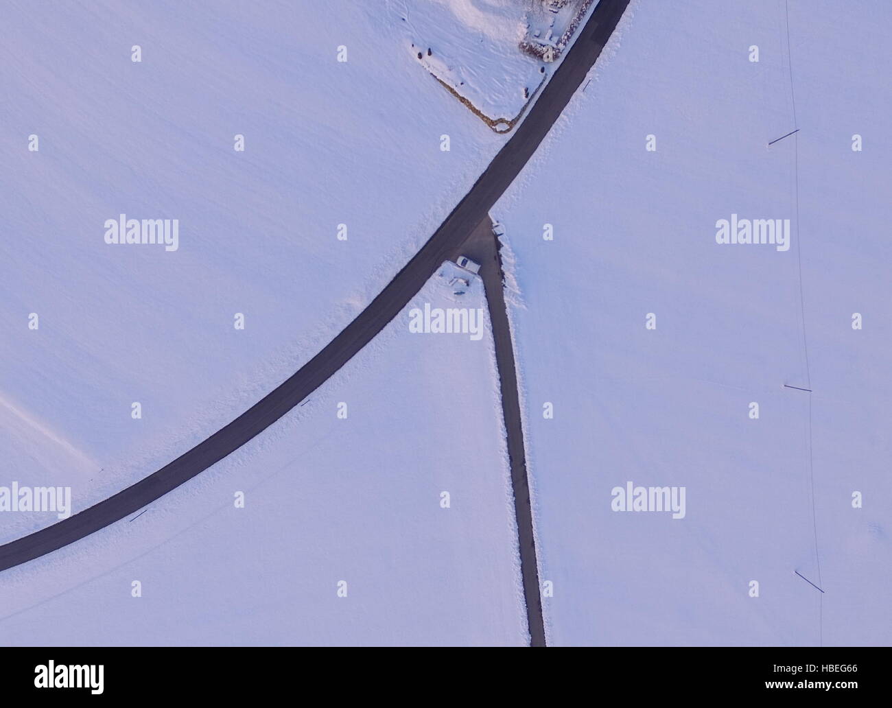 Car in snow aerial hi-res stock photography and images - Alamy