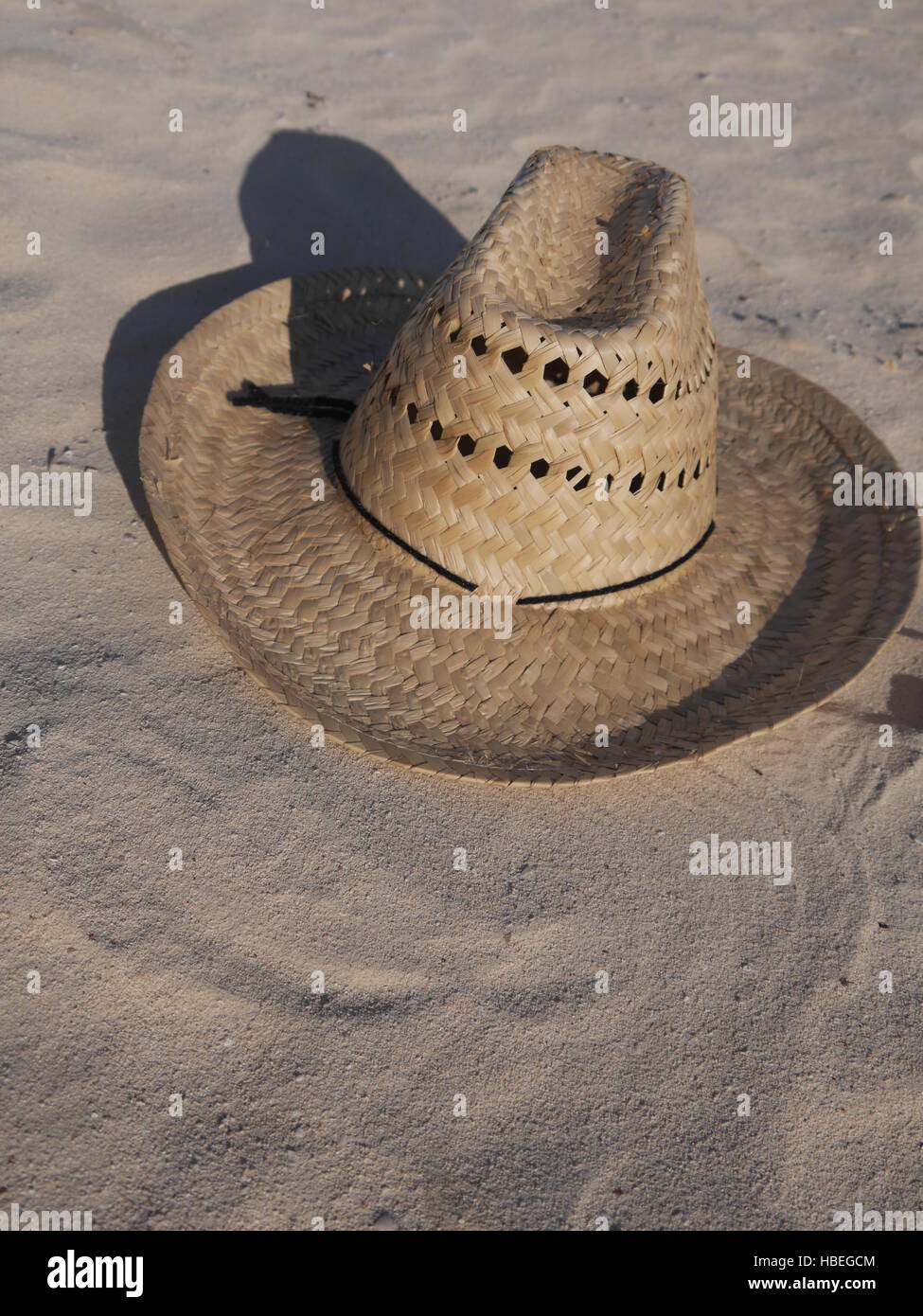 straw hat at the beach Stock Photo - Alamy