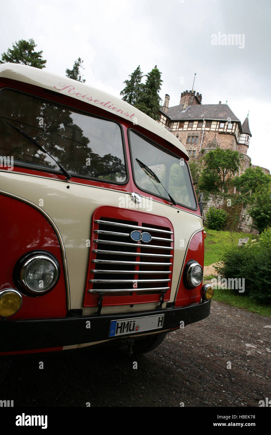 alter Bus vor Schloss Berlepsch Stock Photo - Alamy