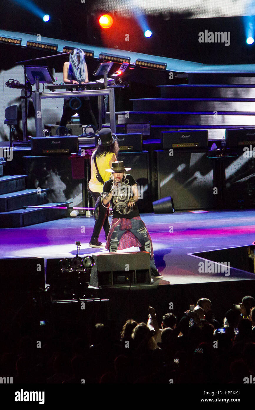 Guns 'N' Roses- 1990's mega rock band Guns 'N' Roses in concert at ...