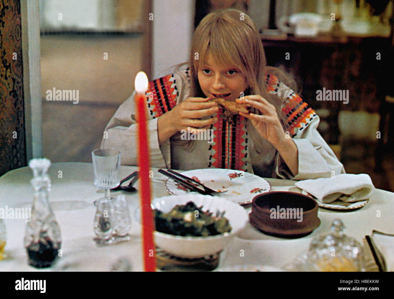 THE LITTLE GIRL WHO LIVES DOWN THE LANE, Jodie Foster, 1976 Stock Photo ...