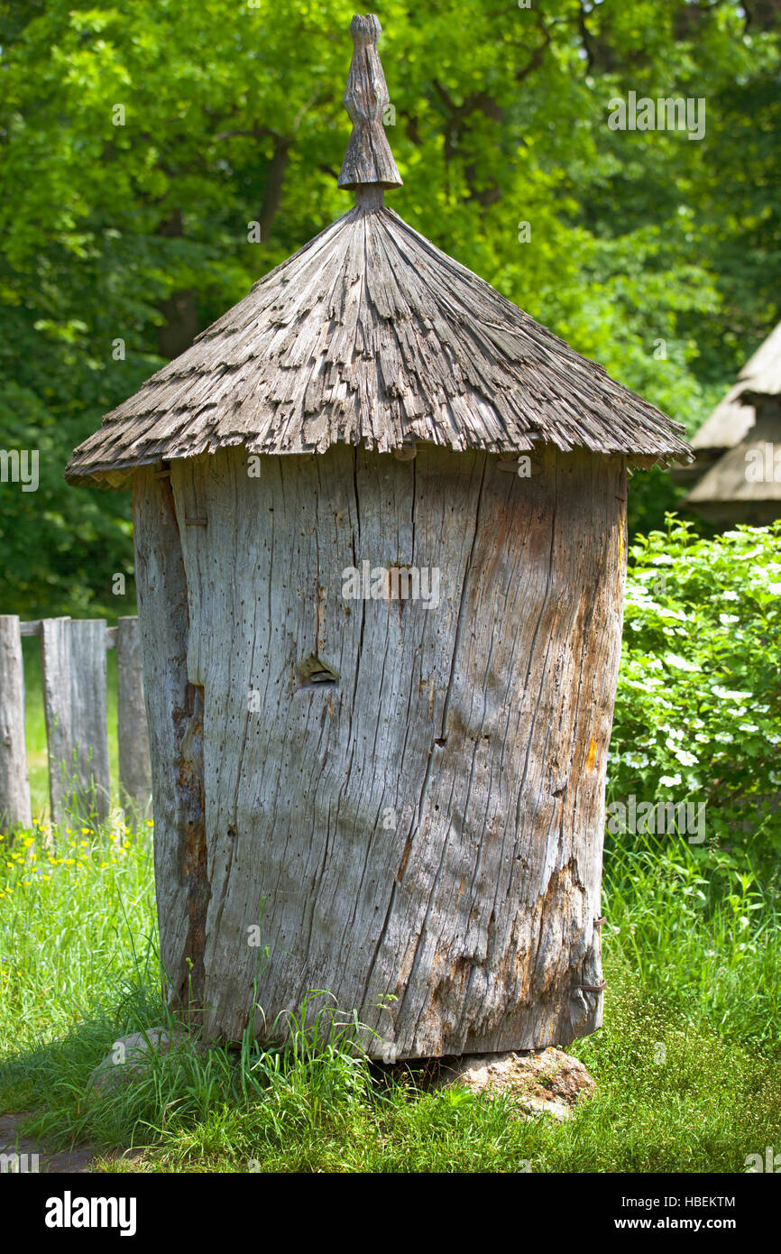 Straw beehive hi-res stock photography and images - Alamy