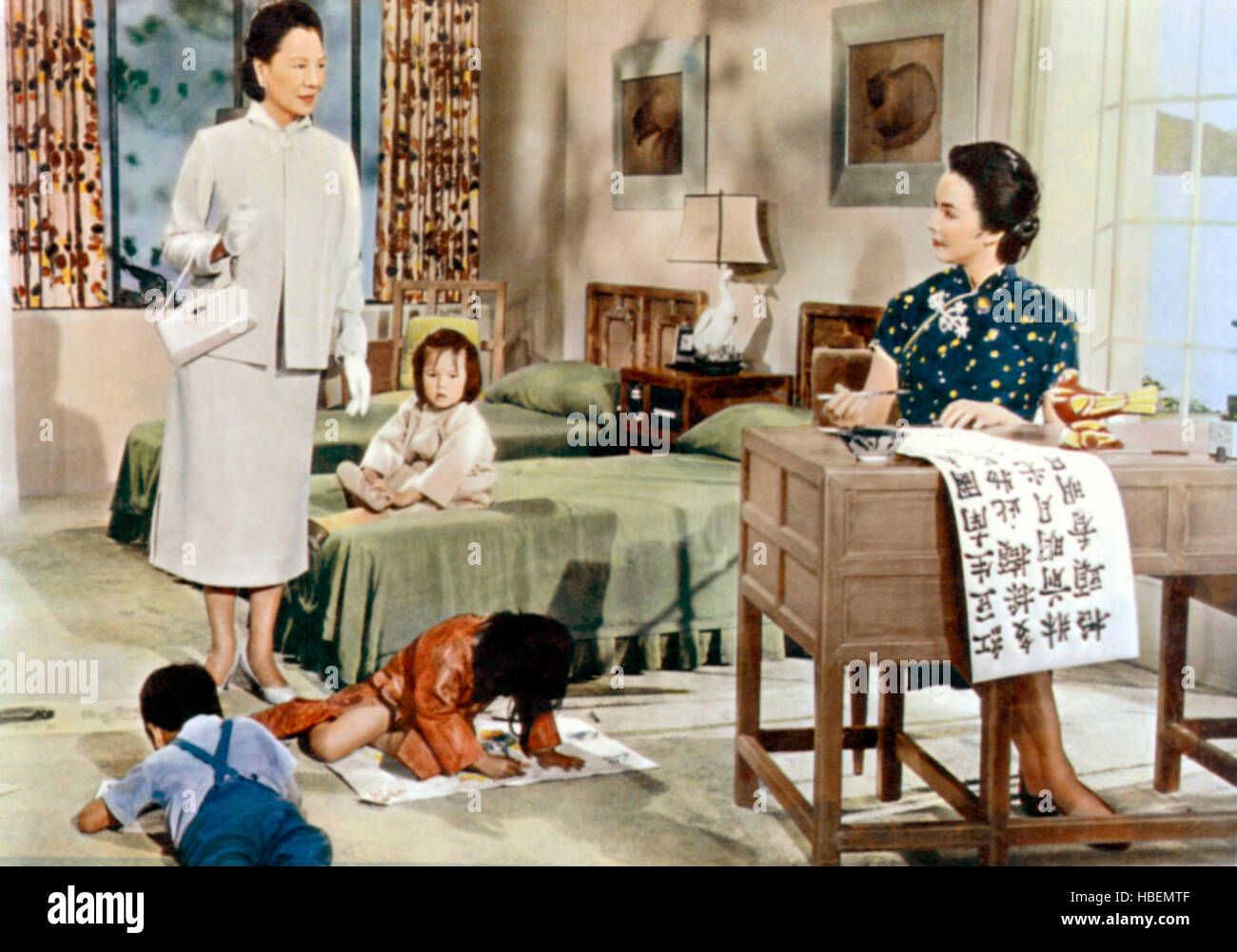 LOVE IS A MANY-SPLENDORED THING, Beulah Quo (standing), Jennifer Jones ...