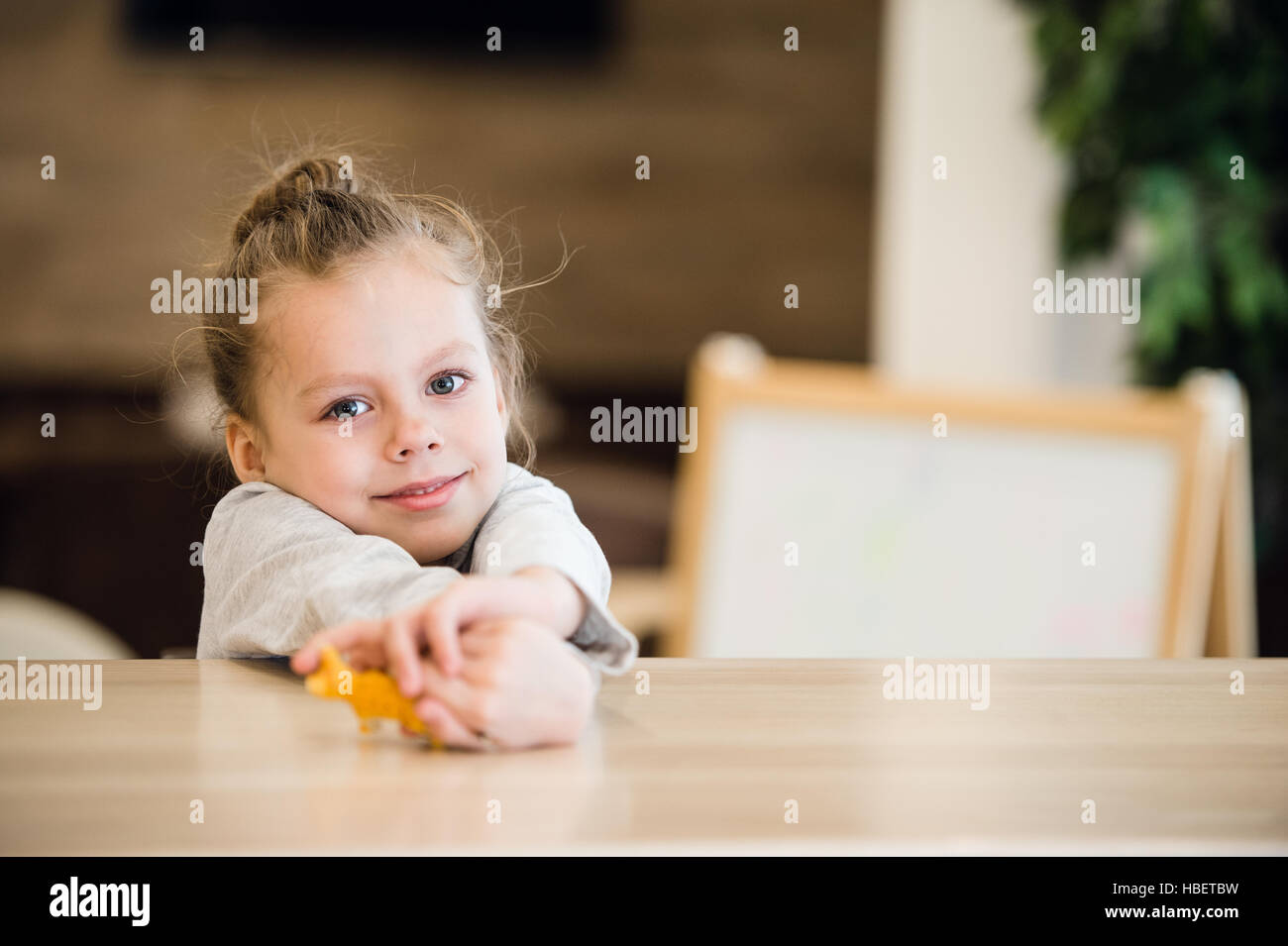 Shy girl class hi-res stock photography and images - Alamy
