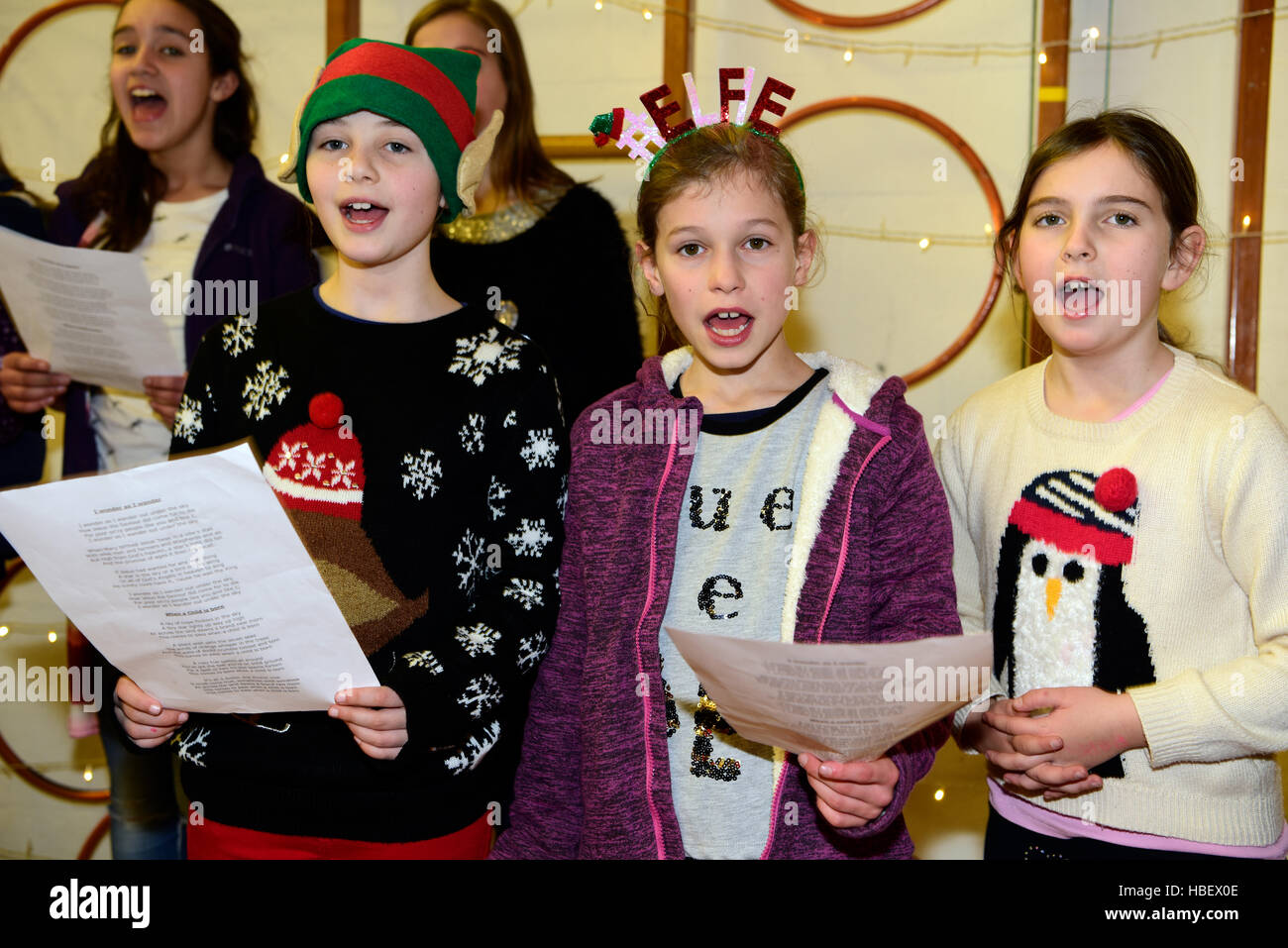 Children singing christmas hi-res stock photography and images - Alamy
