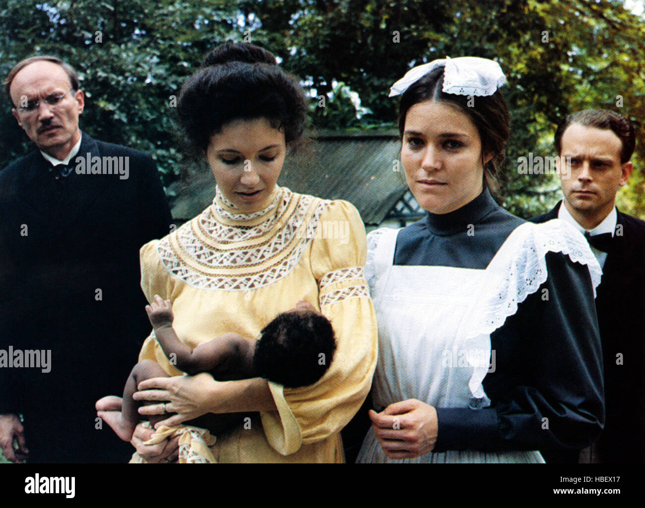 RAGTIME, James Olson (left), Mary Steenburgen (holding child), Brad ...