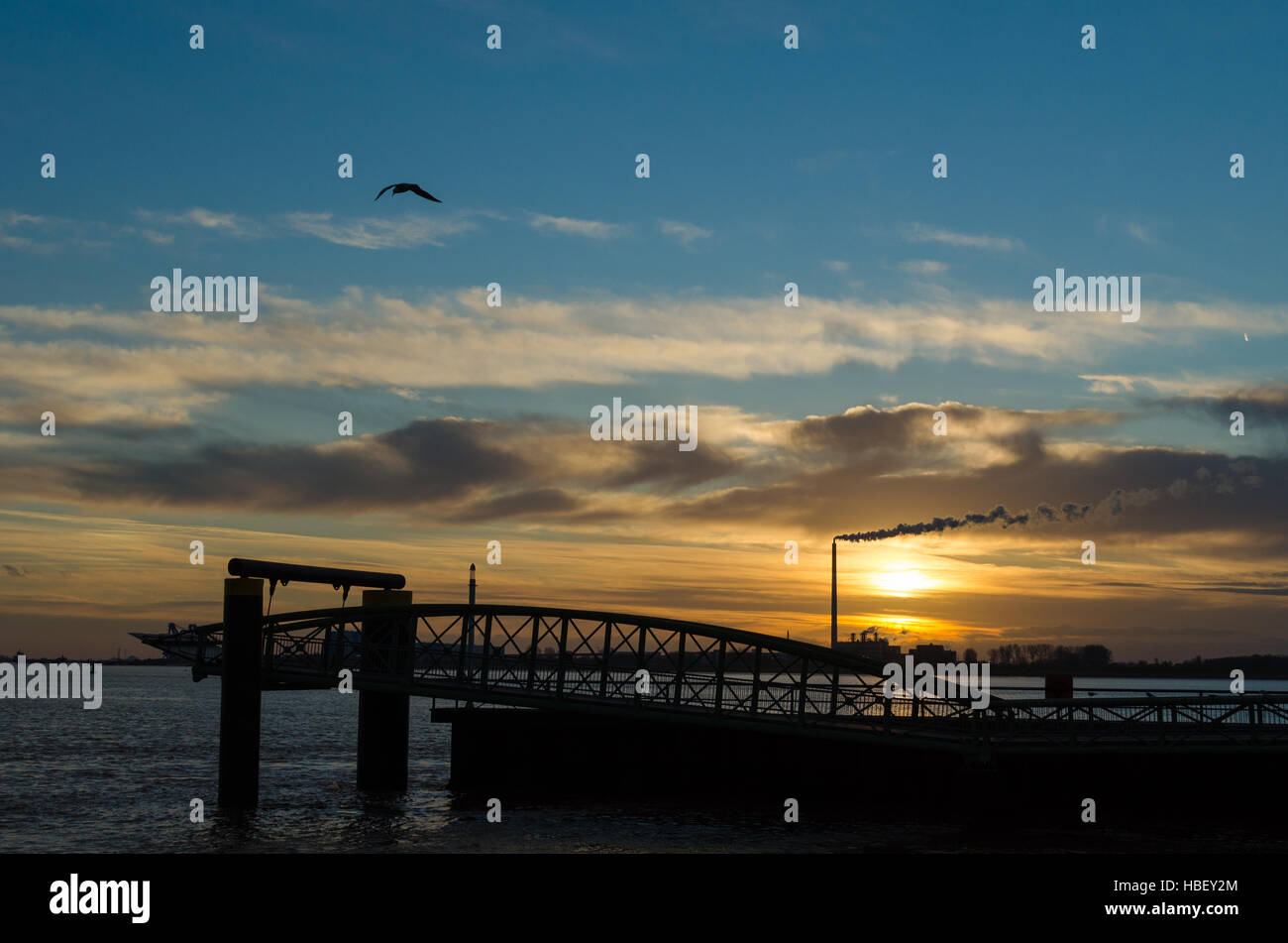 Float pier hi-res stock photography and images - Alamy