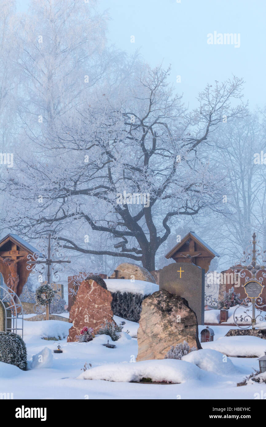 Snow covered cemetery hi-res stock photography and images - Alamy
