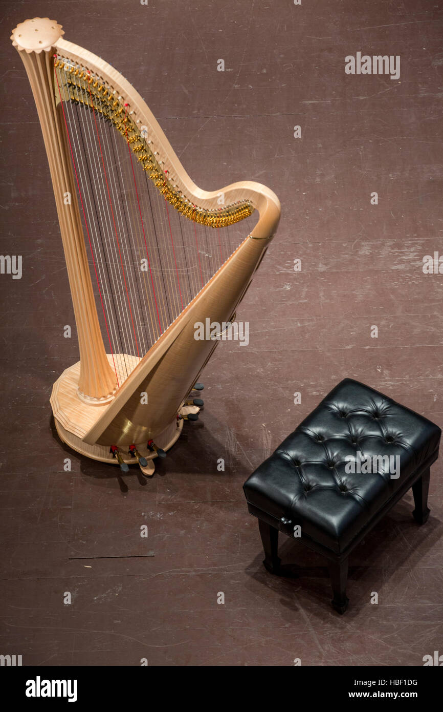 Classical harp hi-res stock photography and images - Alamy