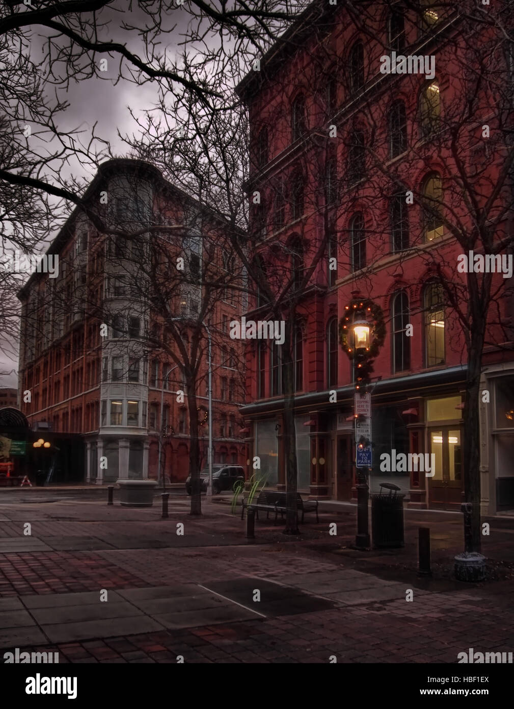 Night brick building new york hi-res stock photography and images - Alamy