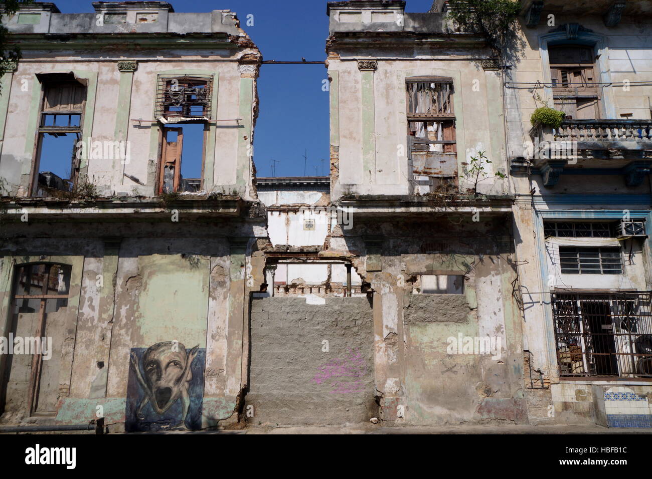 Destroyed building cuba havana hi-res stock photography and images - Alamy