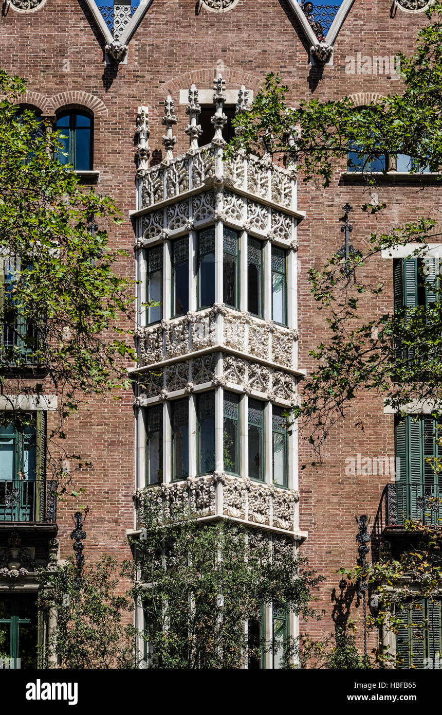 Details of interesting triangular decorated balconies in Barcelona ...