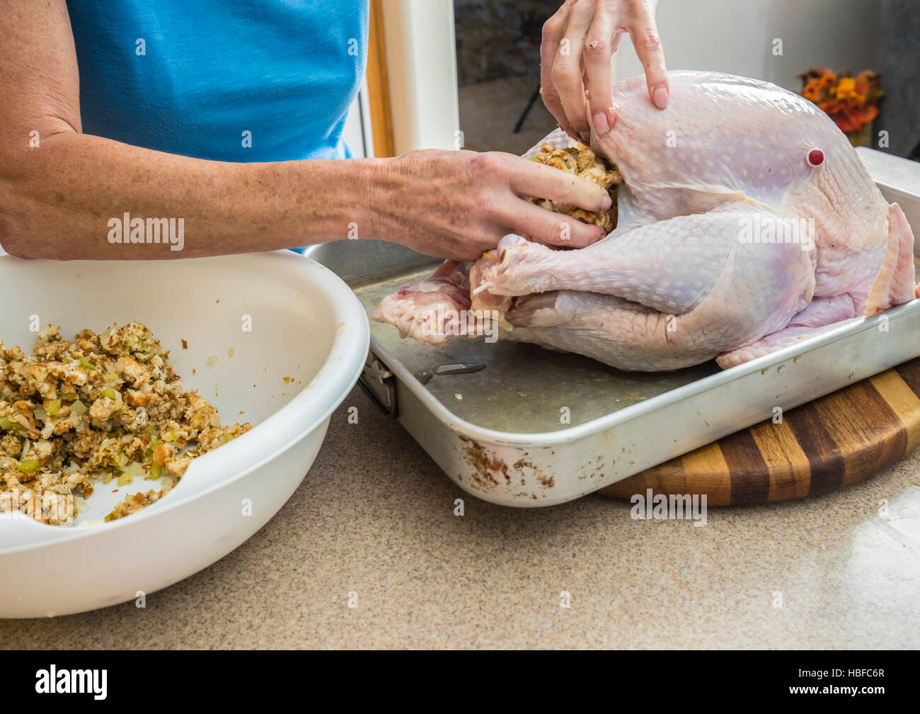 woman stuffing turkey for thanksgiving Stock Photo - Alamy