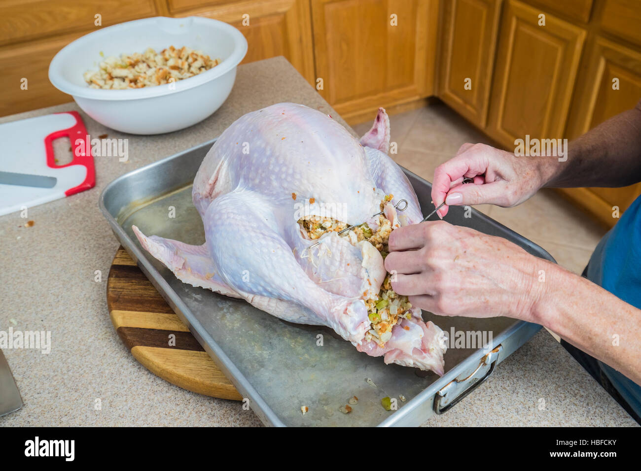 woman stuffing turkey for thanksgiving Stock Photo - Alamy