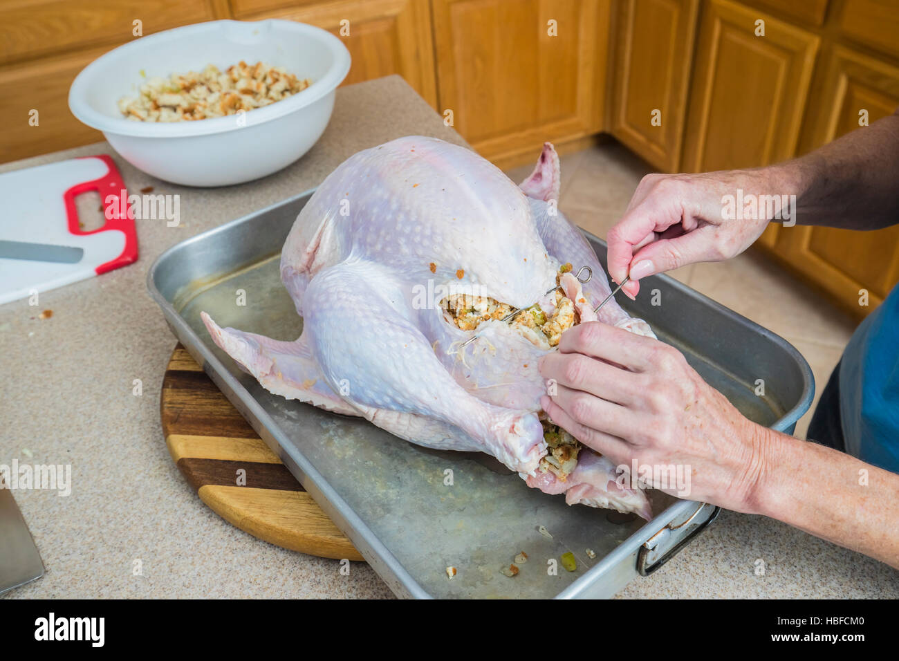 woman stuffing turkey for thanksgiving Stock Photo - Alamy