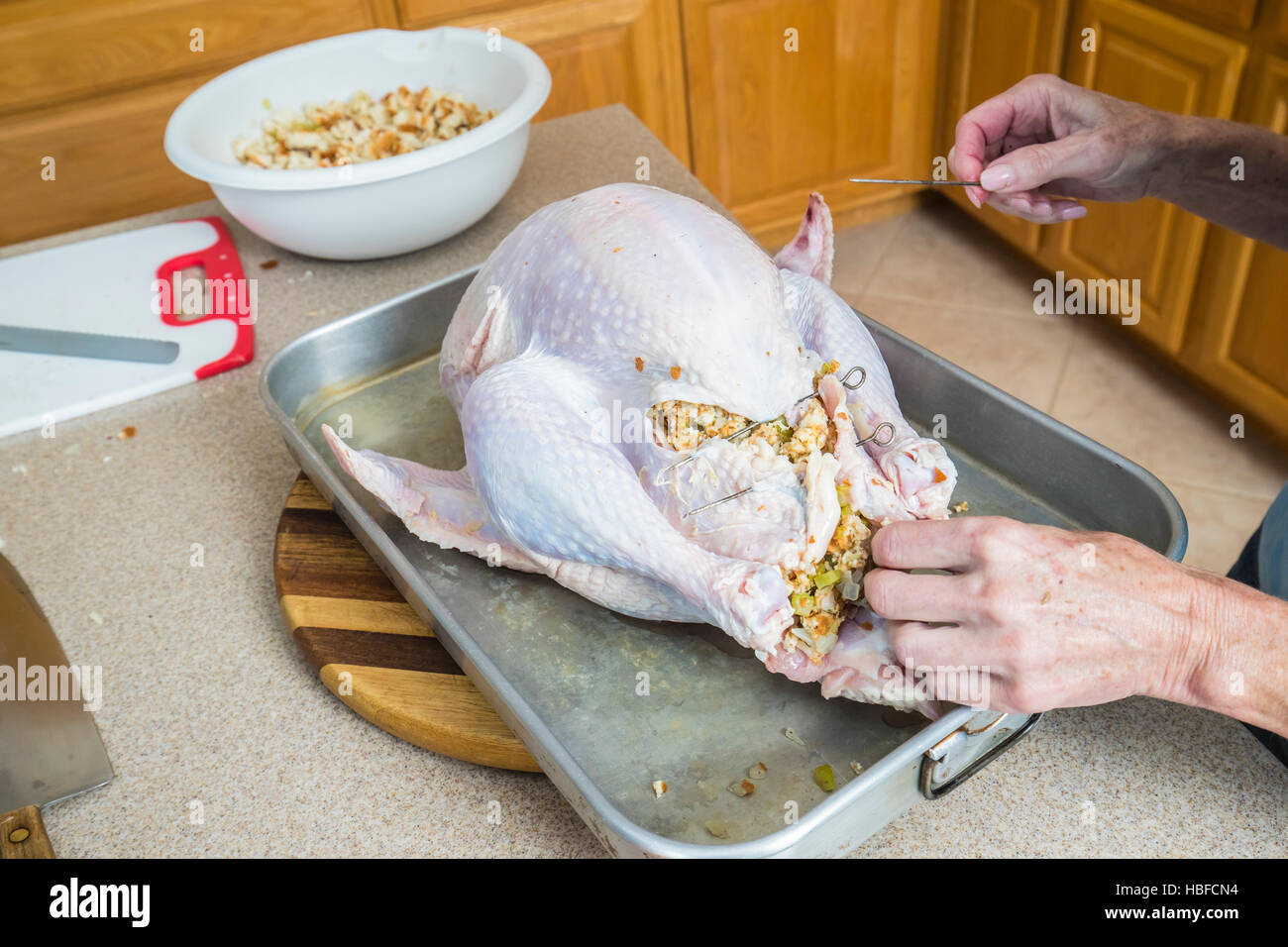 woman stuffing turkey for thanksgiving Stock Photo - Alamy