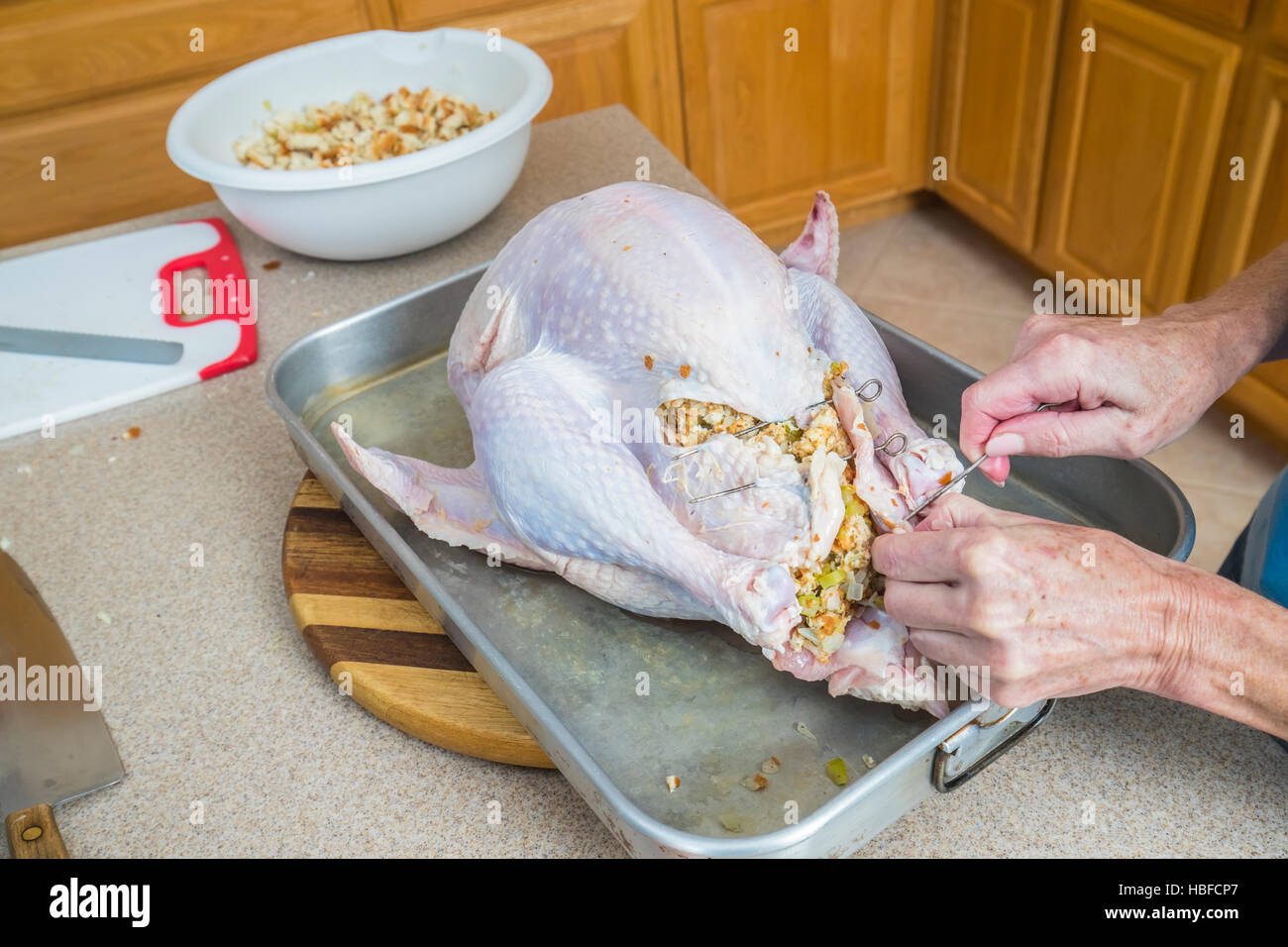 woman stuffing turkey for thanksgiving Stock Photo - Alamy