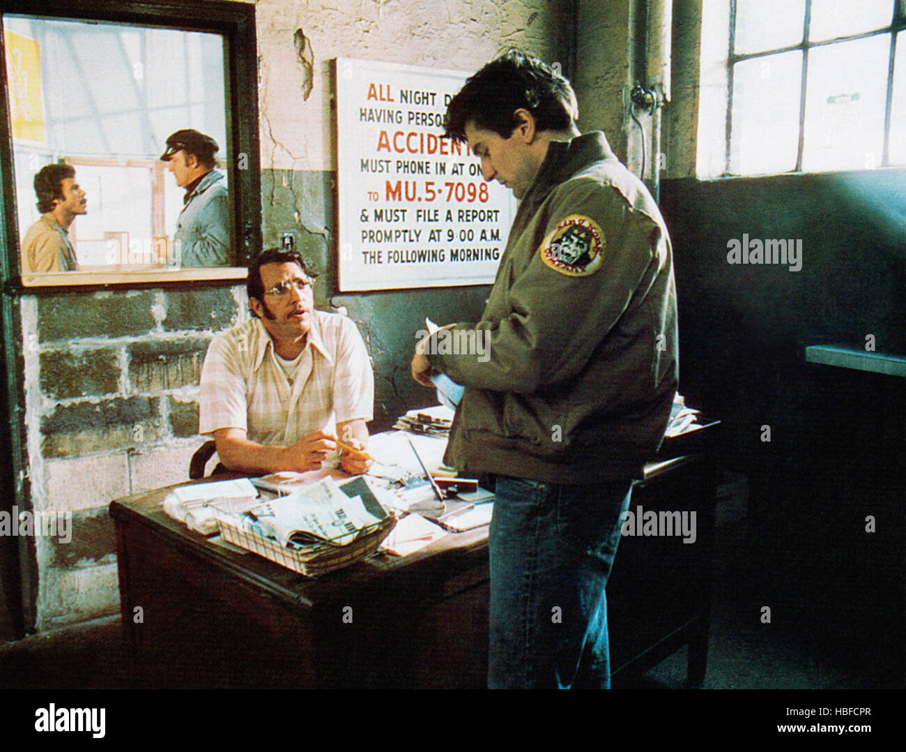 TAXI DRIVER, Joe Spinell (at desk), Robert De Niro (right), 1976 Stock ...