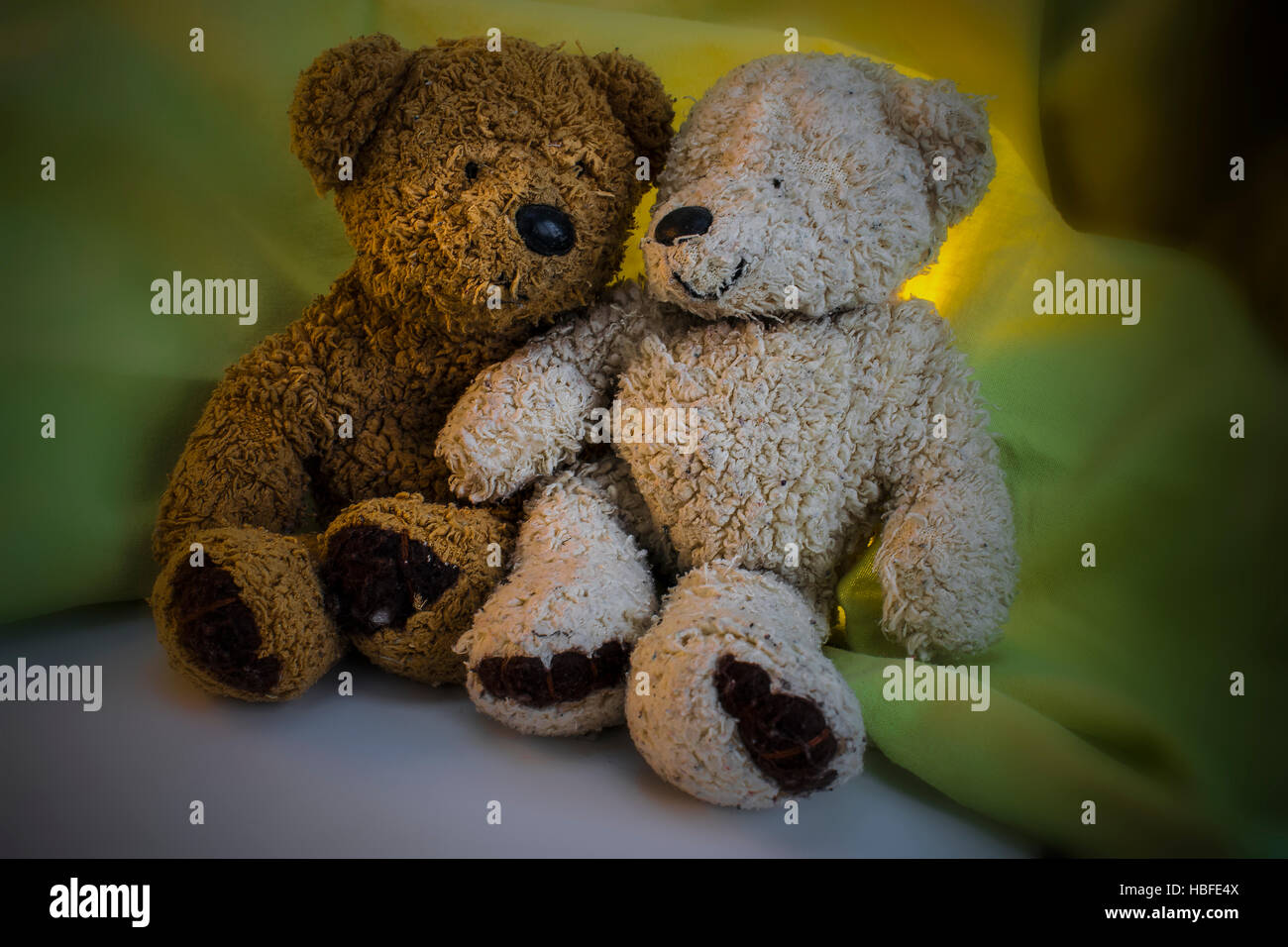 Two bears hugging hi-res stock photography and images - Alamy