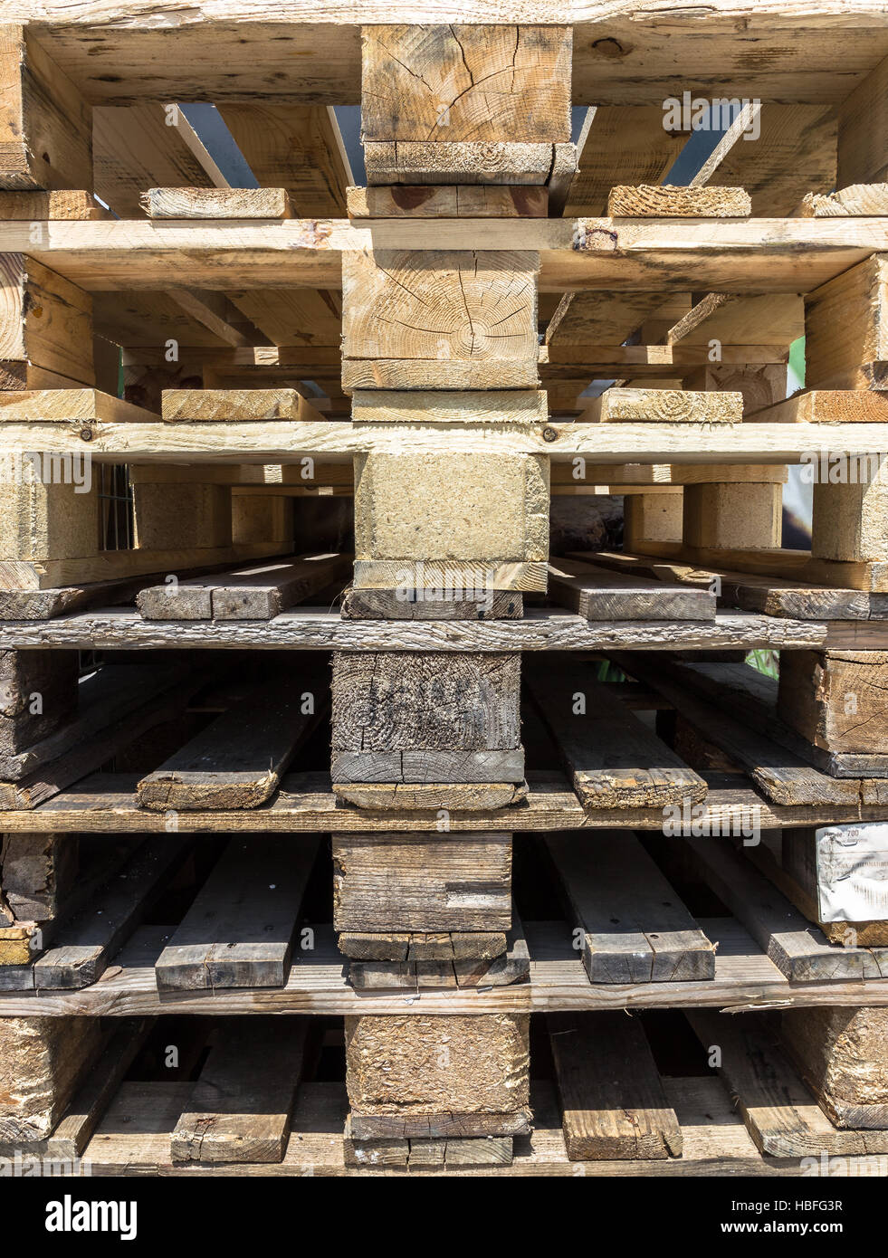 Wood pallets stacked hi-res stock photography and images - Alamy