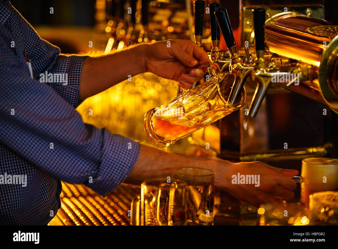 Pub working hi-res stock photography and images - Alamy