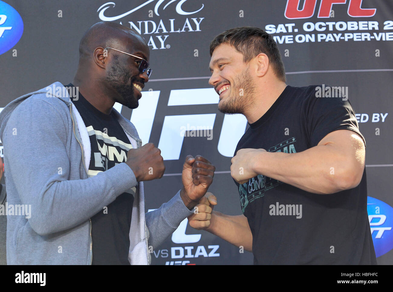 UFC fighters Cheick Kongo, left, and Matt Mitrione pose for photos ...