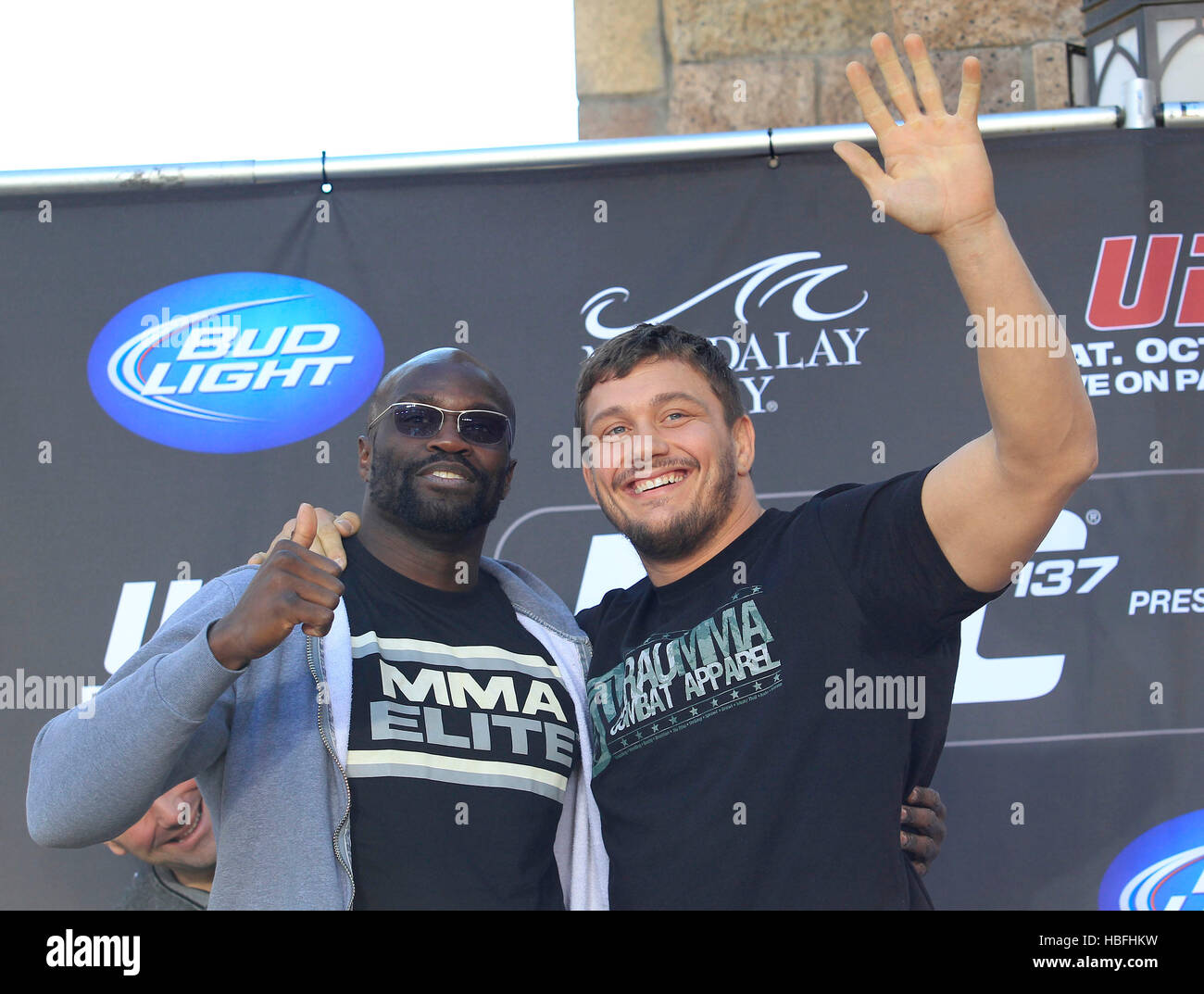 UFC fighters Cheick Kongo, left, and Matt Mitrione pose for photos ...