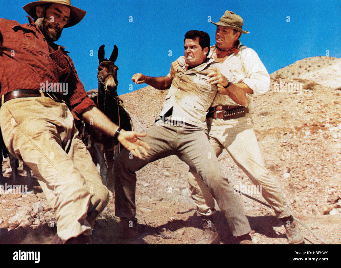 THE PINK JUNGLE, James Garner (center), George Kennedy (right), 1968 ...