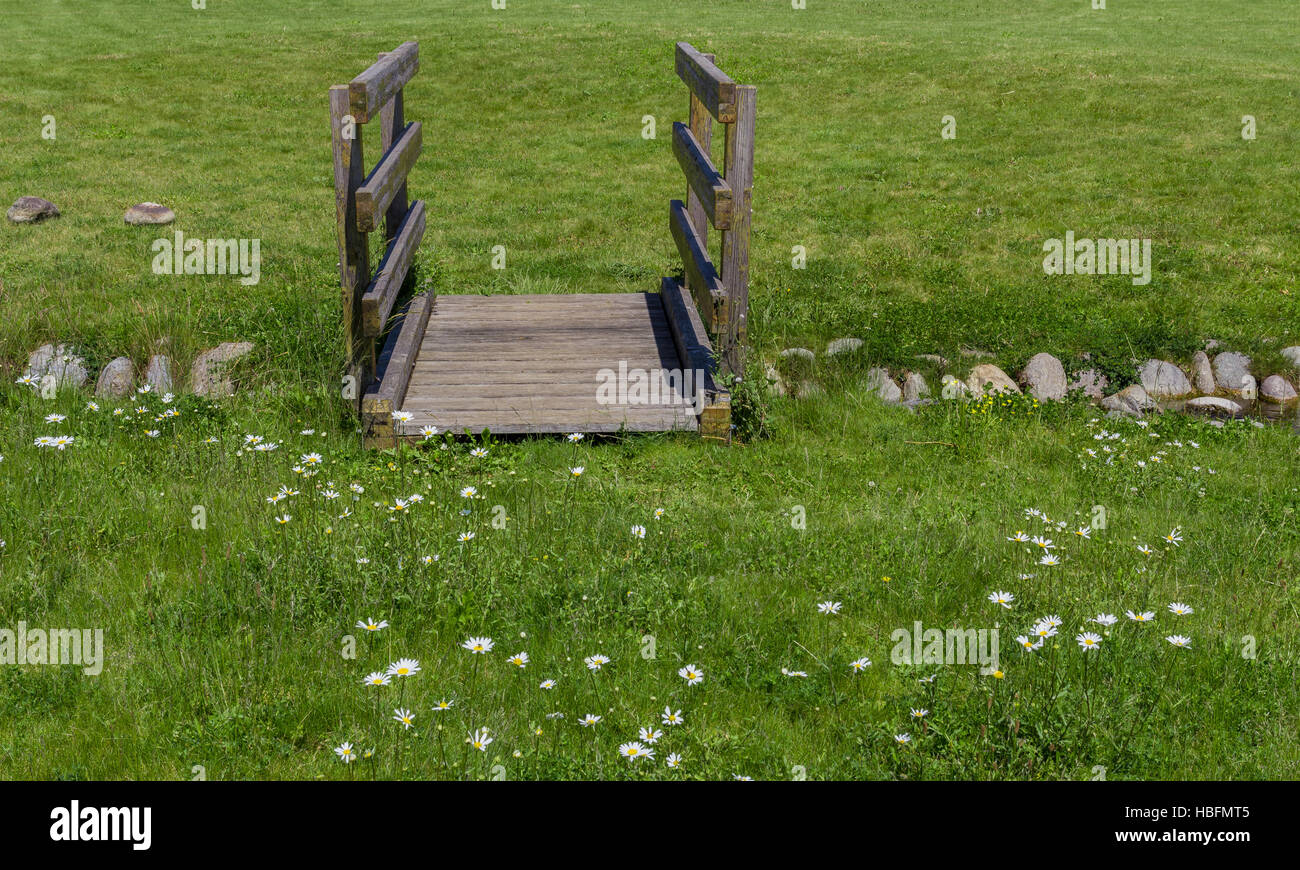 Small bridge in garden hi-res stock photography and images - Alamy