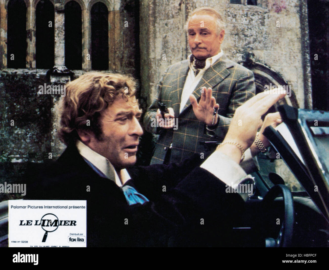 SLEUTH, (aka LE LIMIER), Michael Caine, Laurence Olivier (with gun ...