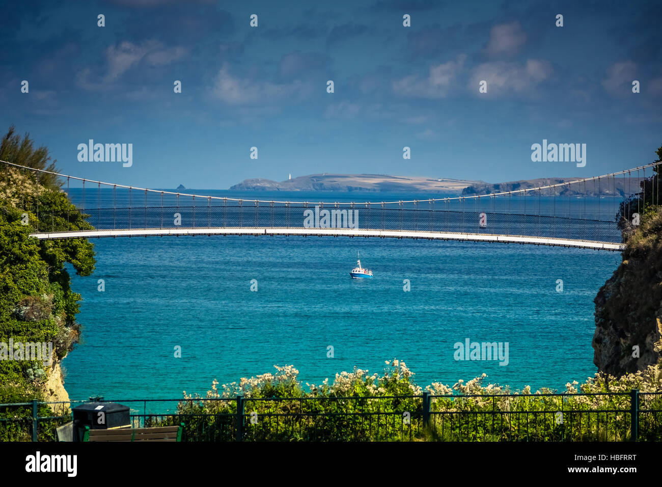 Suspension bridge island newquay hi-res stock photography and images ...