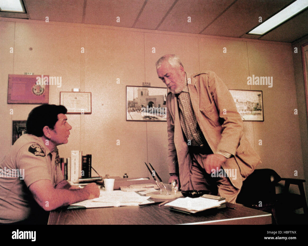 TENTACOLI, (aka TENTACLES), from left, Claude Akins, John Huston, 1977 ...