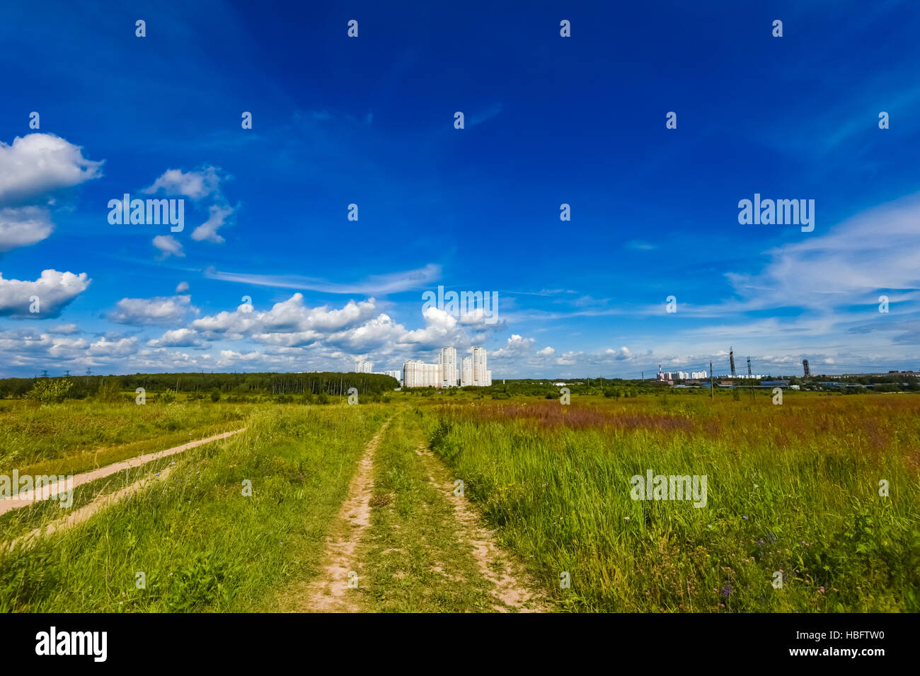 Field footpath hi-res stock photography and images - Alamy
