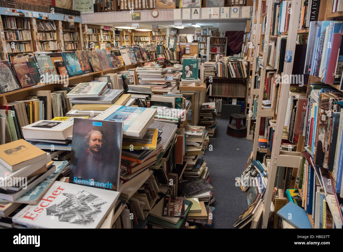 Books pile messy hi-res stock photography and images - Alamy