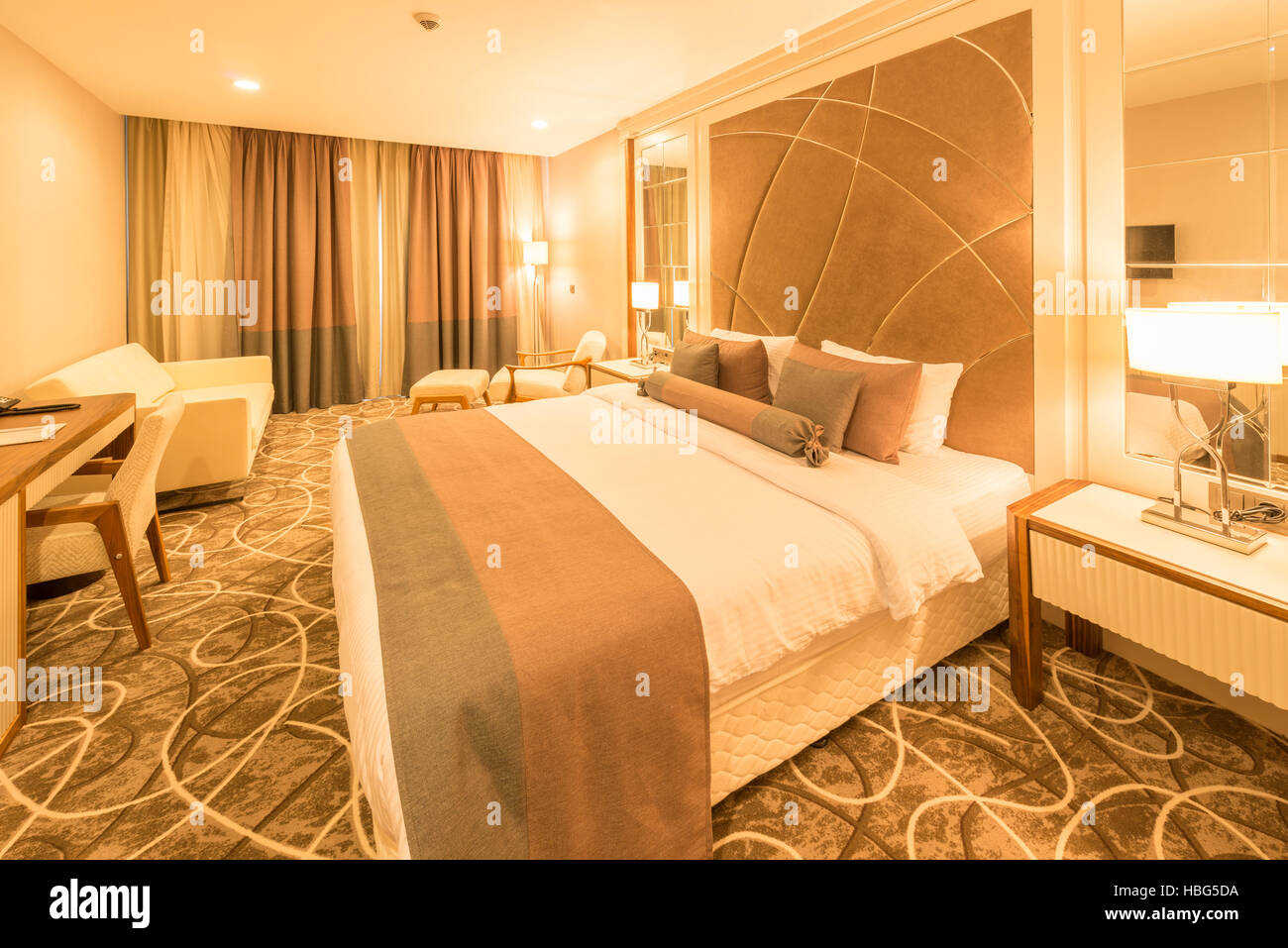 Modern hotel room with big bed Stock Photo - Alamy