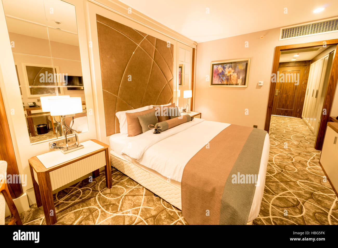 Modern hotel room with big bed Stock Photo - Alamy