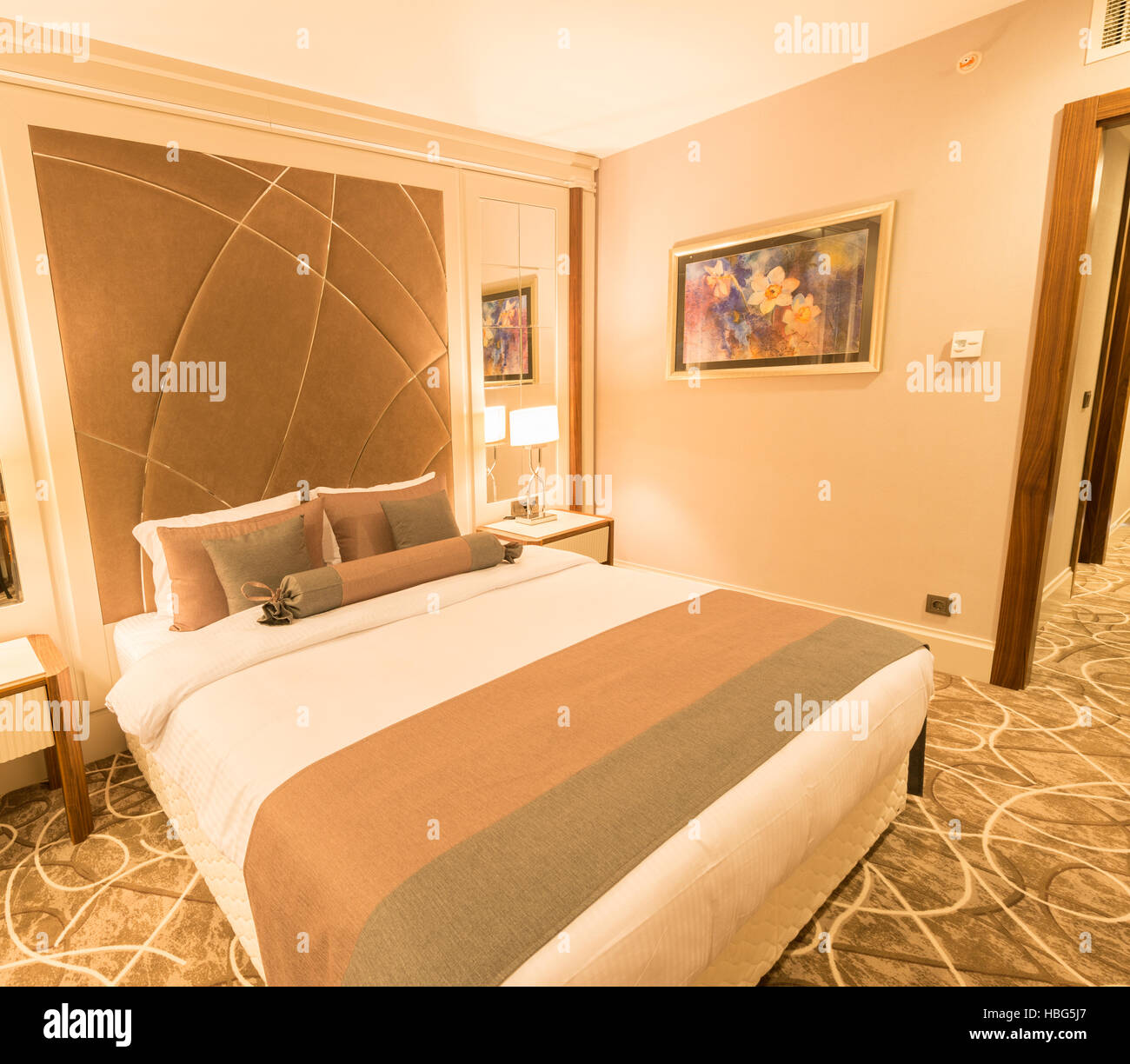 Modern hotel room with big bed Stock Photo - Alamy