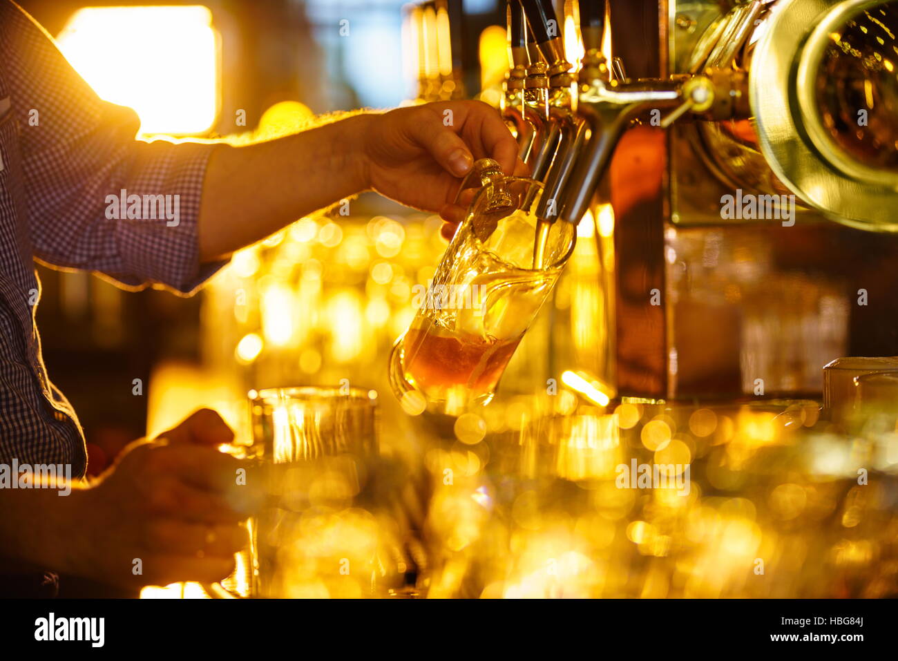 Man pouring pint hi-res stock photography and images - Alamy