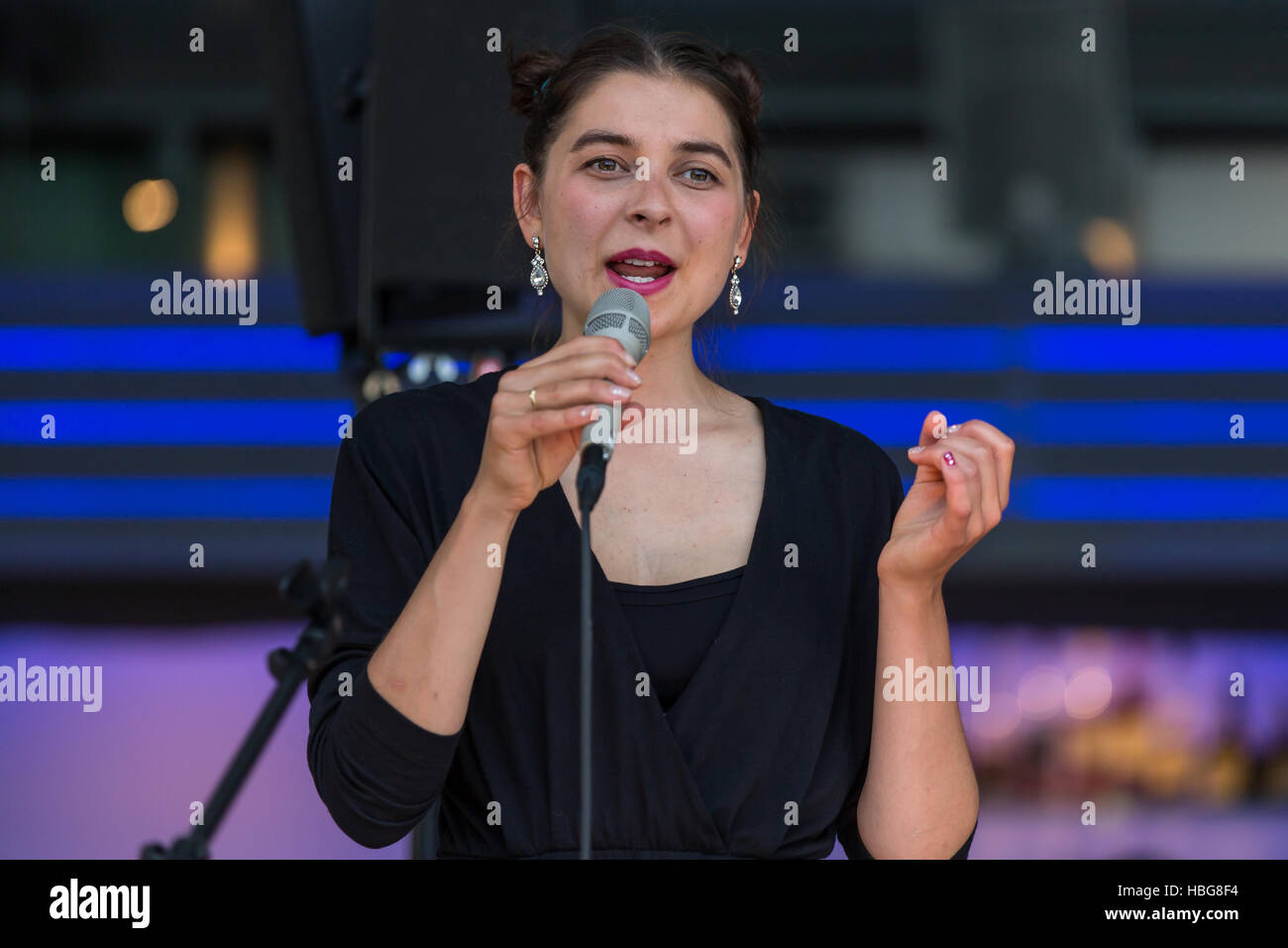 Drei hi-res stock photography and images - Alamy