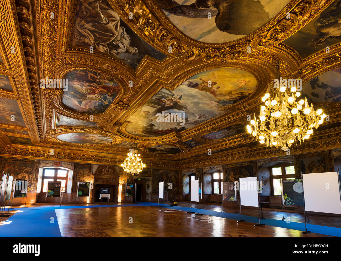 Medieval castle hall hi-res stock photography and images - Alamy