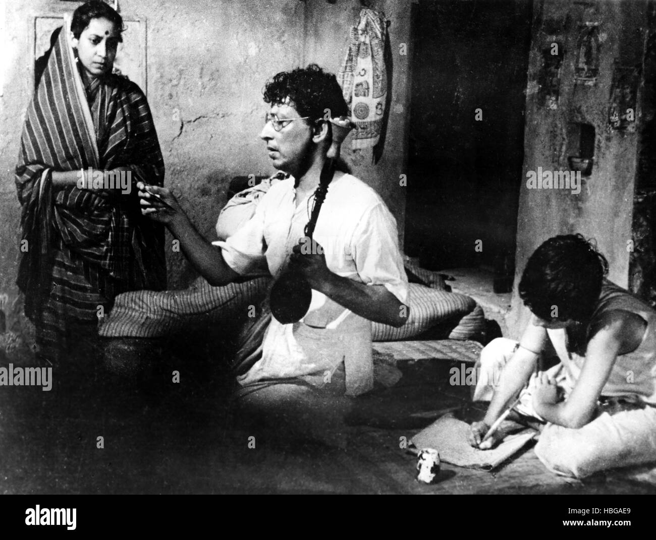 APARAJITO, Karuna Bannerjee, Kanu Bannerjee, Pinaki Sen Gupta as young ...