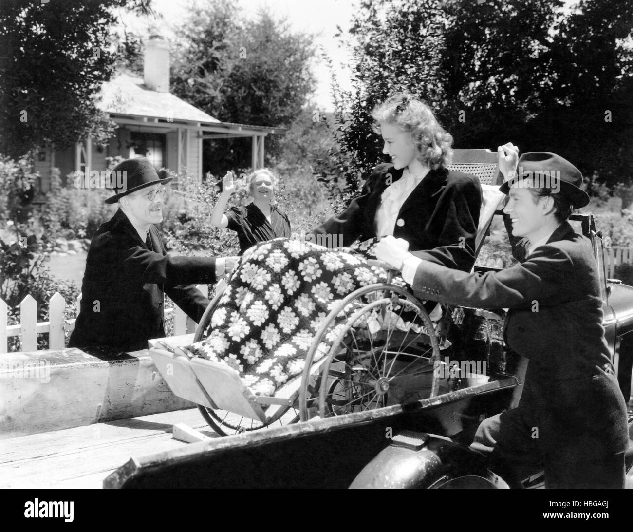 THE APE, from left: Boris Karloff, Dorothy Vaughan (back), Maris Wrixon ...